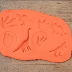 Sellos de huellas y siluetas de dinosaurios - Sumando Momentos