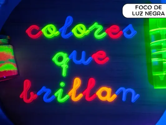 Material educativo fluorescente para luz negra - Sumando Momentos